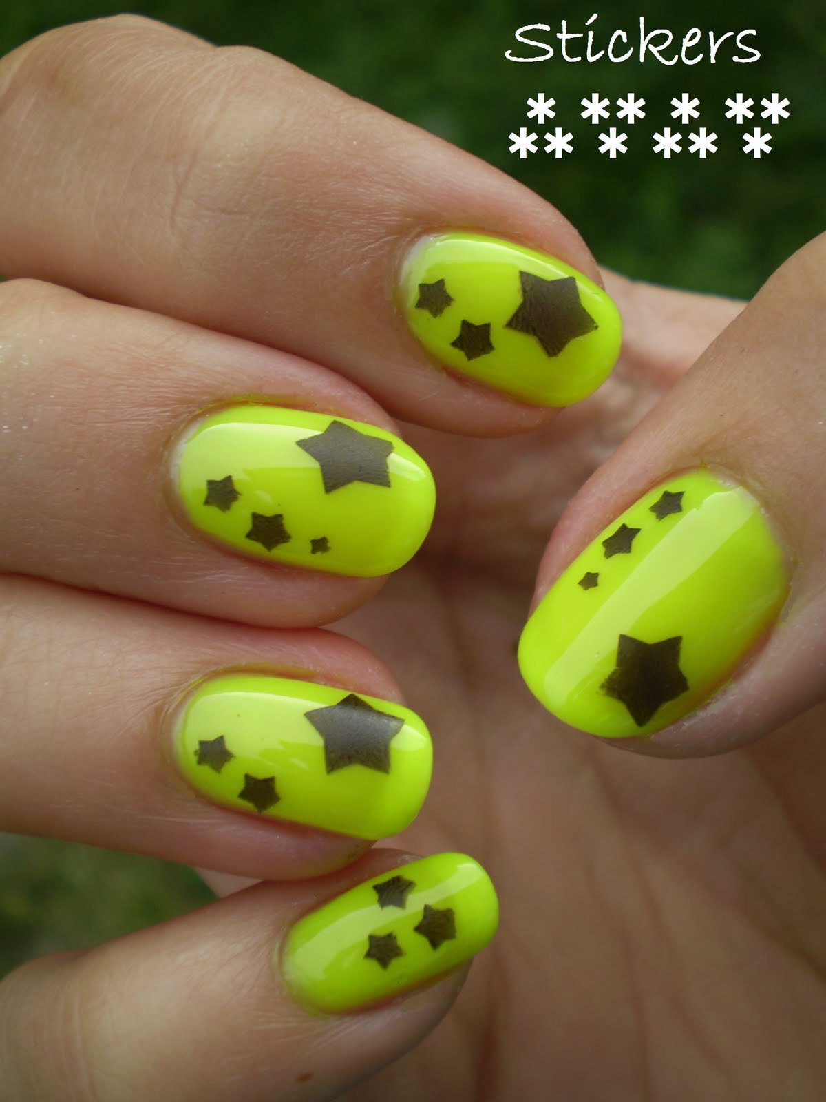 Nails, wanted!: Yolizul Fluorescentes with star design