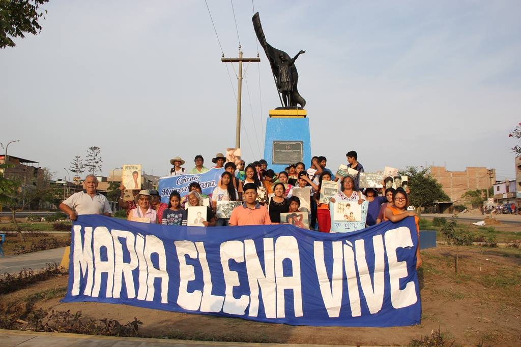 Arena y Esteras: Una ruta un camino por la vida de Maria Elena Moyano