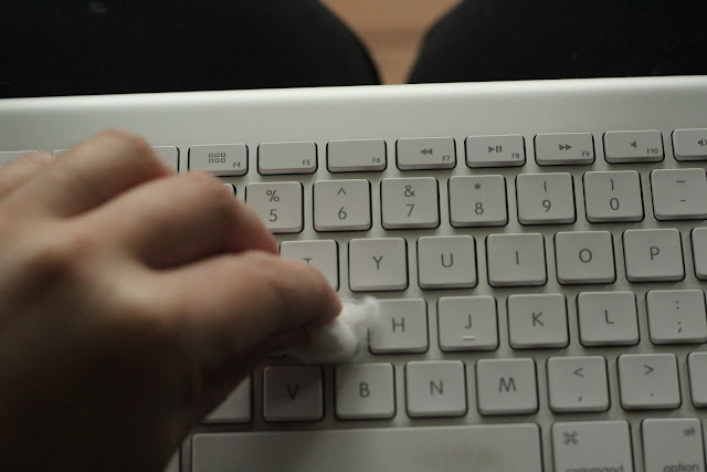 Love To Decor 8: HOW TO CLEAN YOUR MAC KEYBOARD