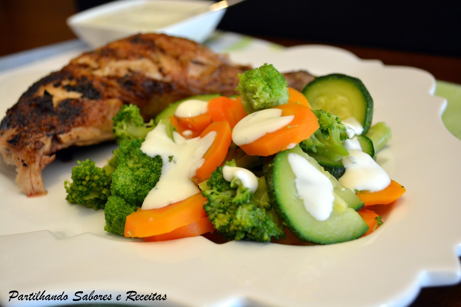 Partilhando Sabores e Receitas: Frango Assado com Salada de Legumes