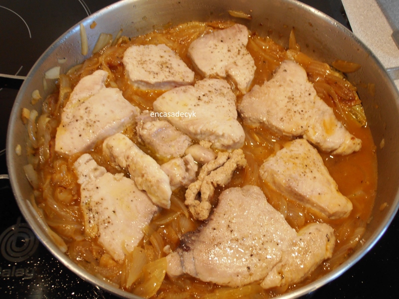 En casa de C y K.: Bonito encebollado. Receta fácil.