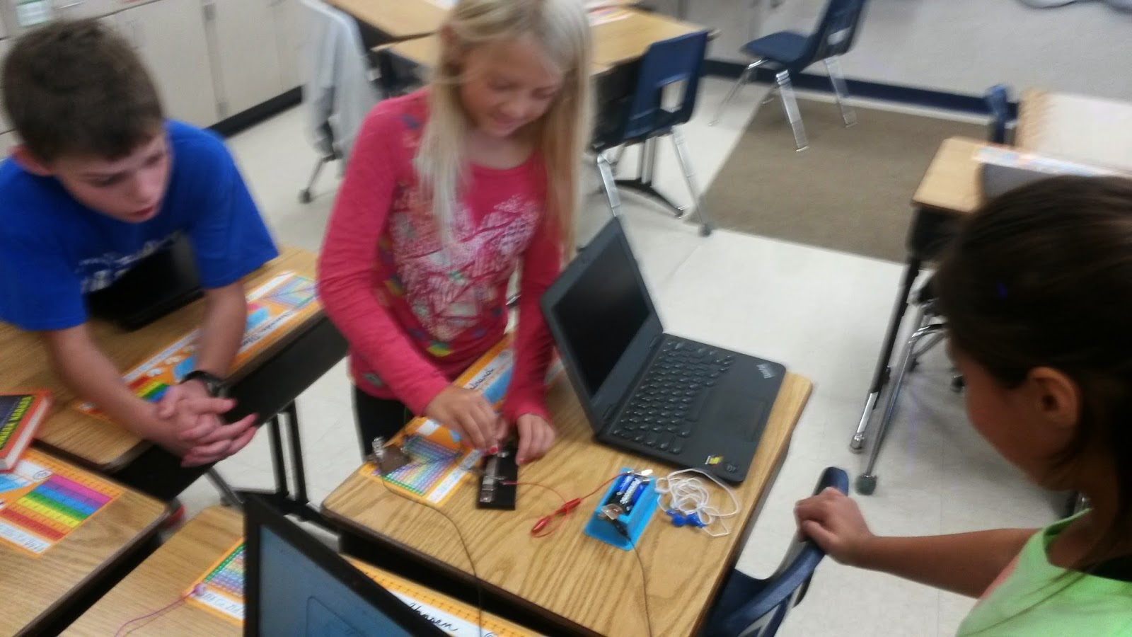 Mrs. Becker's 4th Grade Class: SCIENCE! Electrical Circuits in action!