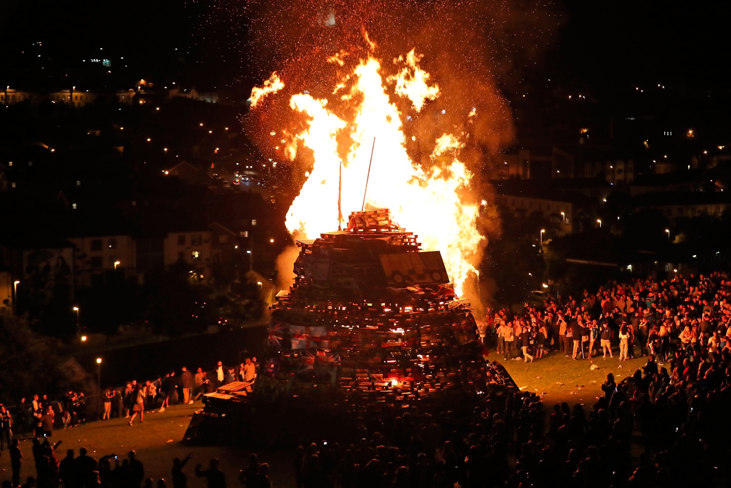 El norte de Irlanda: Las bonfires republicanas en Derry arden entre ...