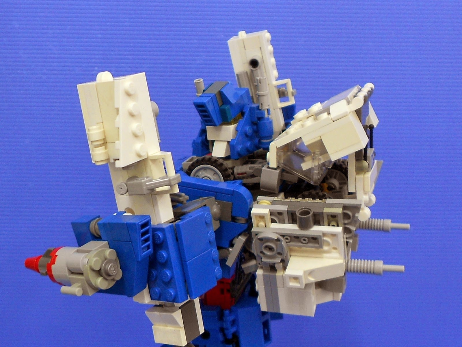 Alanyuppie's LEGO Transformers: LEGO Ultra magnus: Part 3 of 3 (Robot mode)