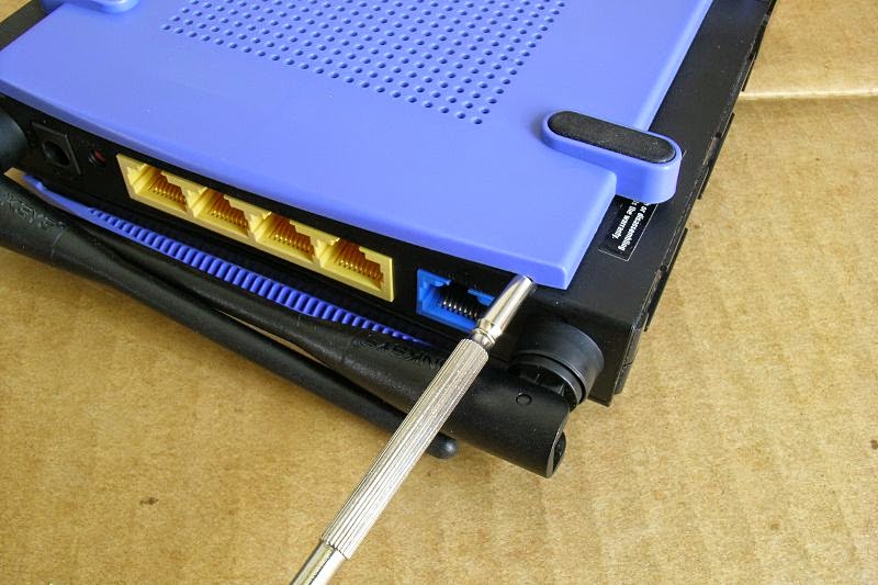 電算機孝行: Linksys WRT150N へ JTAG アクセスと Tomato のインストール