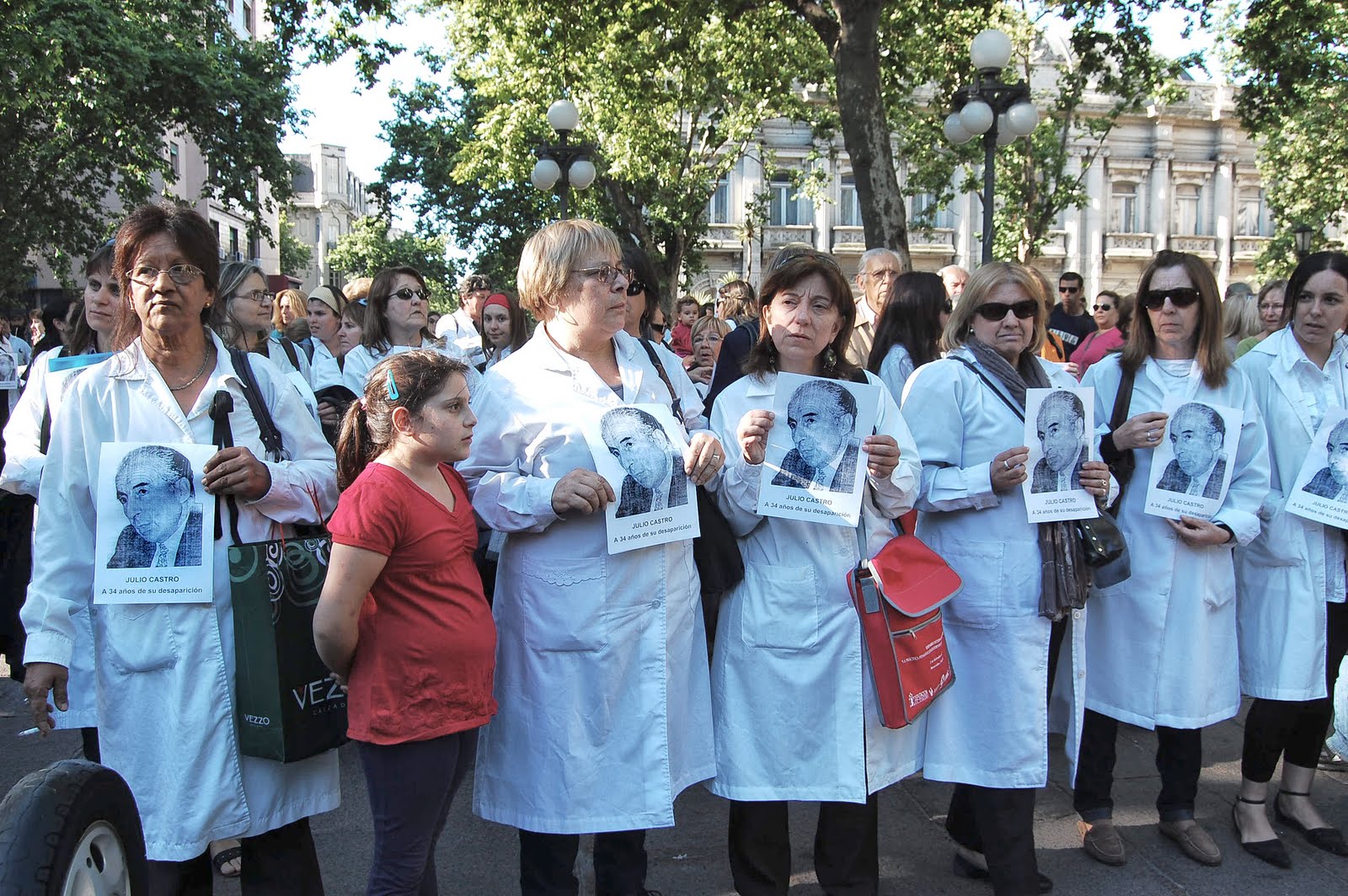 Noticias uruguayas: Homenaje al maestro Julio Castro/Jefe militar ...