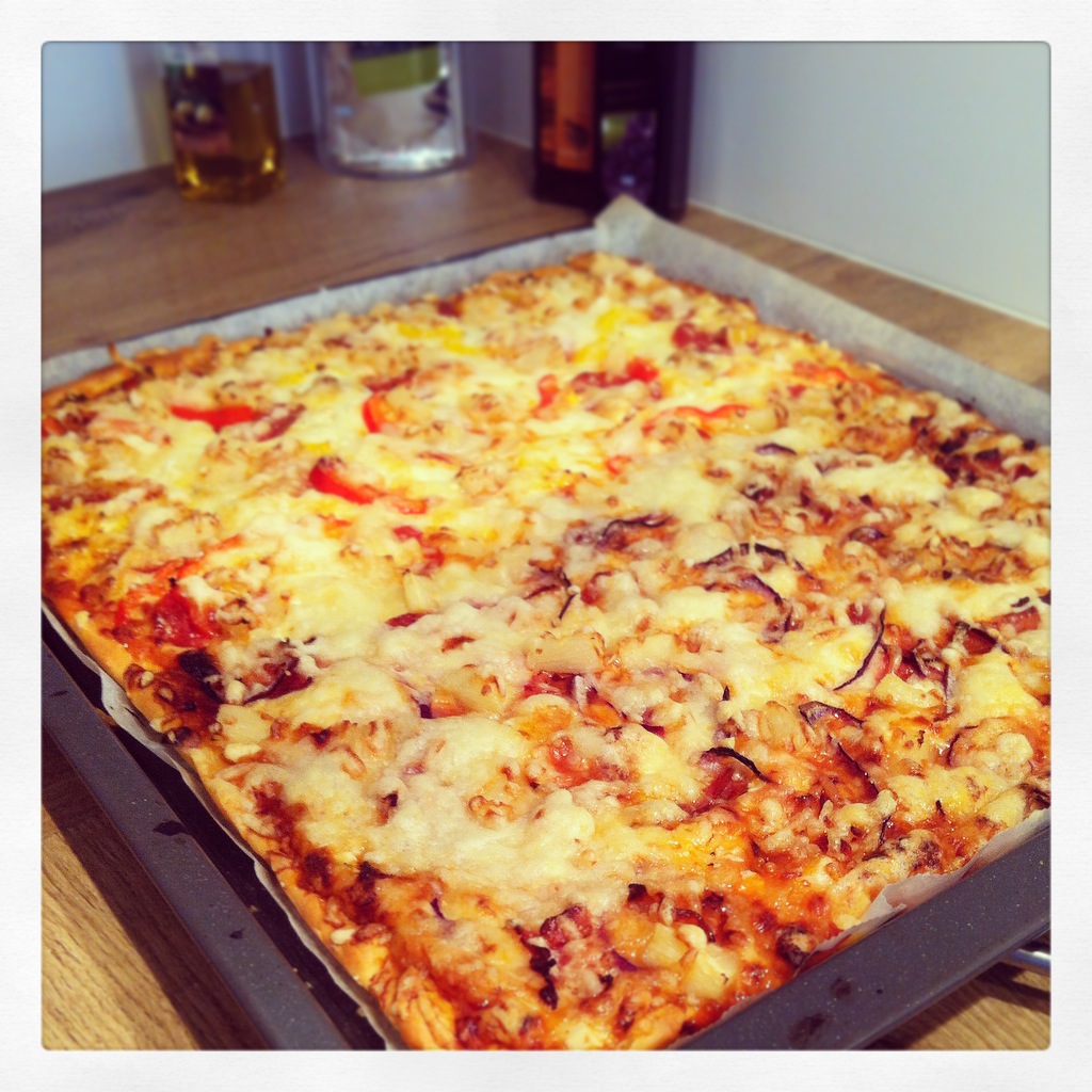 Kylpyankan koti: Pellillinen pizzaa (pekoni-bbq ja jauheliha-pepperoni)