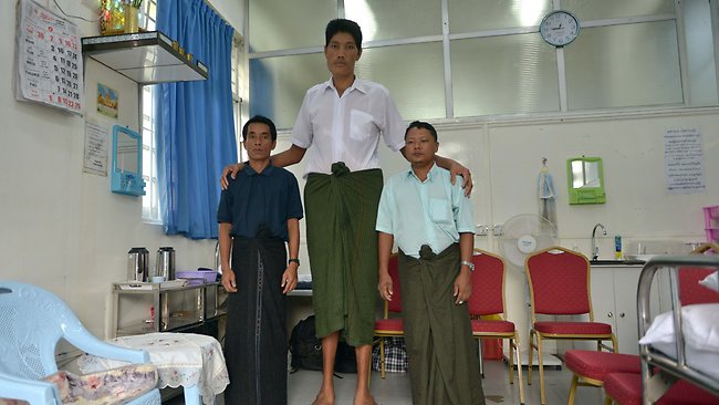 Hla Oo's Blog: This Burmese Man The Tallest Man Alive?