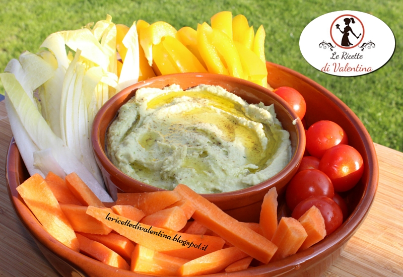 Hummus di avocado e fagioli bianchi con verdure croccanti