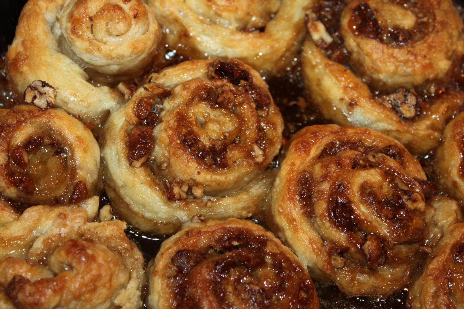 adventuruss: puff pastry cinnamon rolls