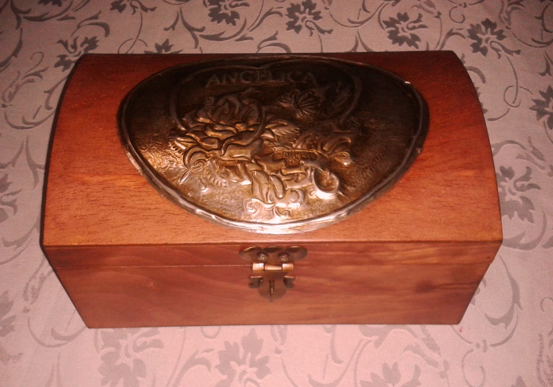 Artesanias casa verde: cofres en madera con repujado en aluminio.