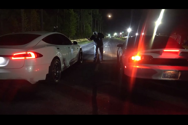 Tesla P100D arrasa no street racing | Aberto até de Madrugada