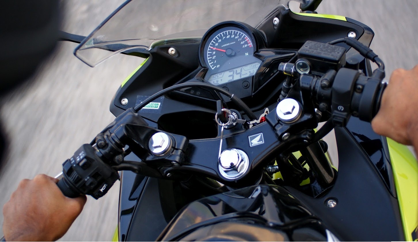 Crazy Bikers: Yamaha R15 V2.0 VS HONDA CBR 150R