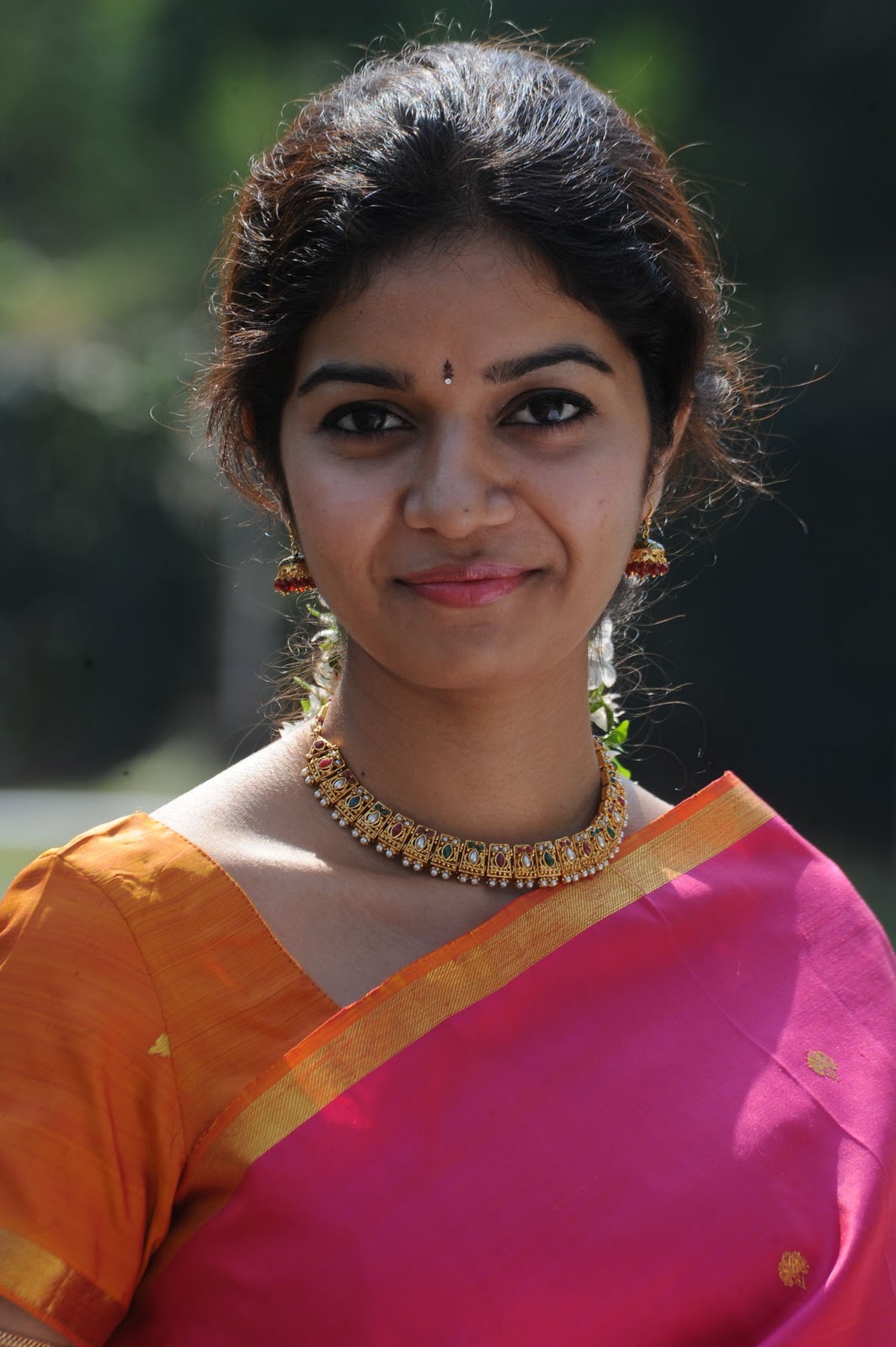 swathi cute in saree photo shoot stills, Swathi Telugu actress masala ...
