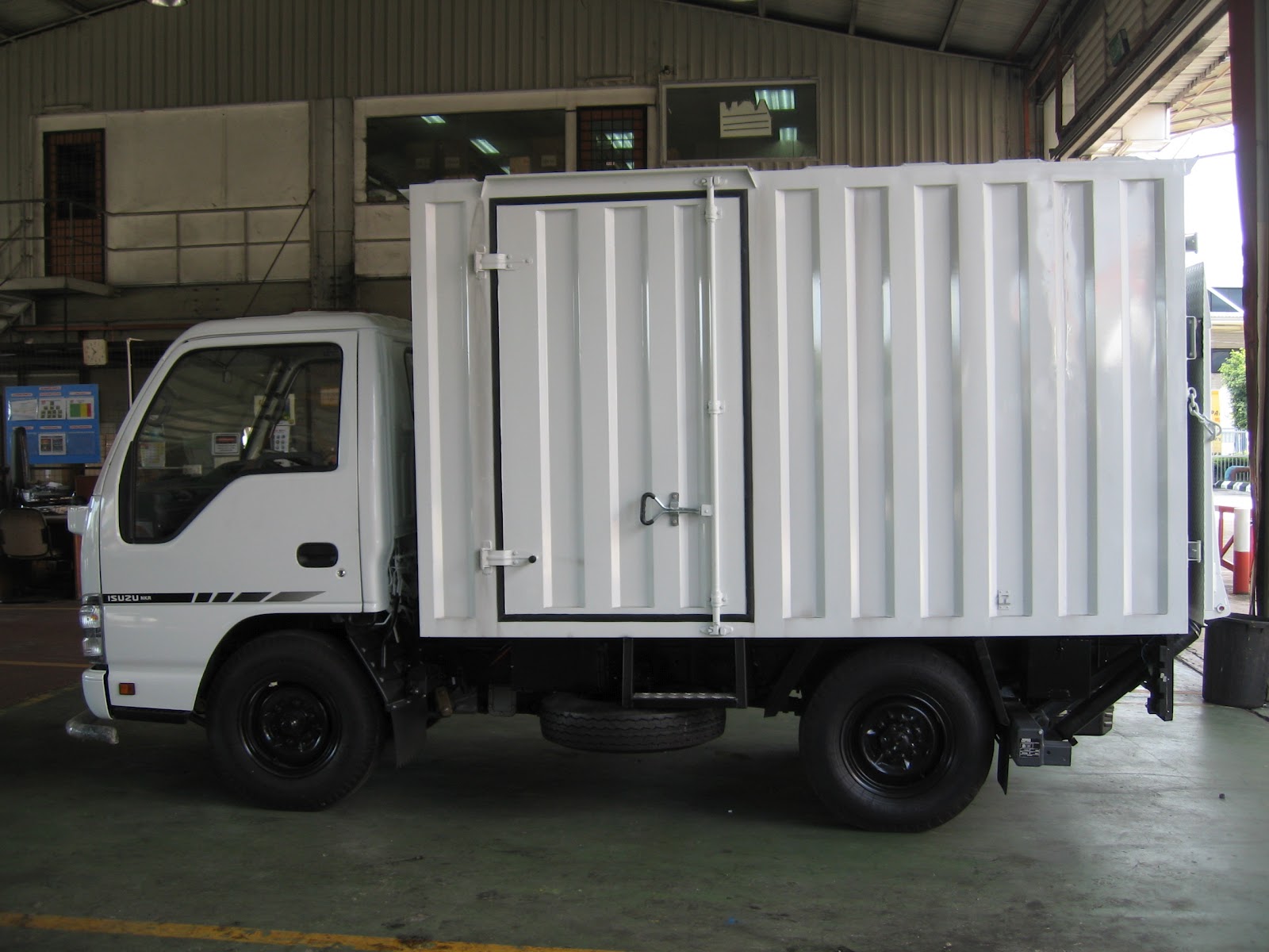 ISUZU TRUCK IN MALAYSIA: ISUZU NKR CORRUGATED BOX VAN WITH TAIL LIFT