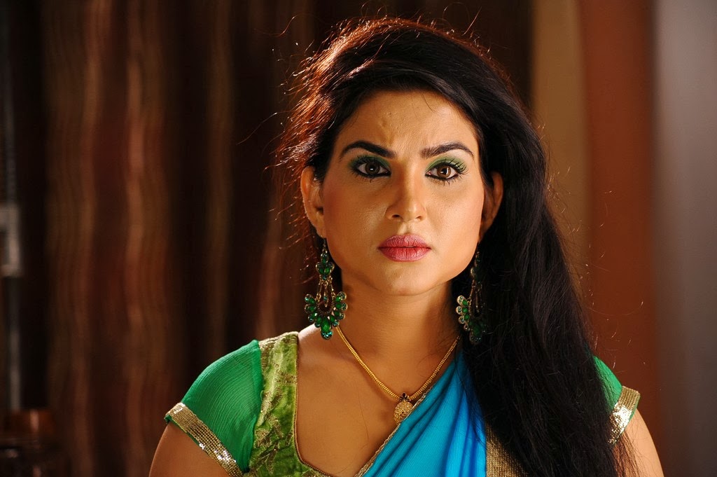 sizzling southern stars: Kavya Singh Saree Photos