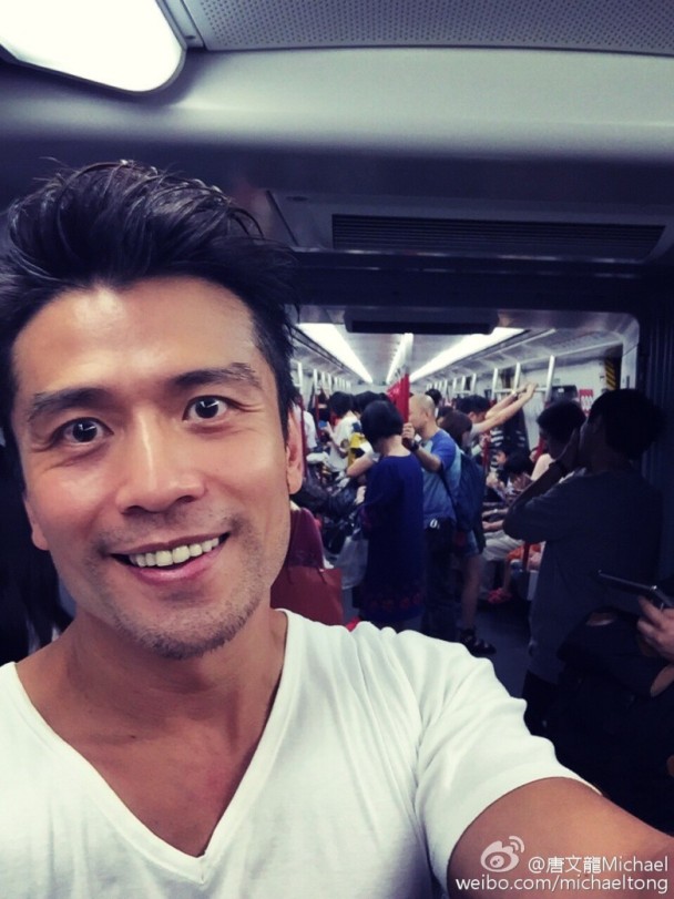 Asian E-News Portal: Michael Tong takes many selfies in the train