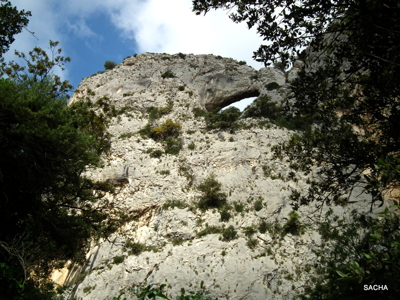 Un jour....Une photo !: Combe Vidauque : grotte tunnel , roche percée ...