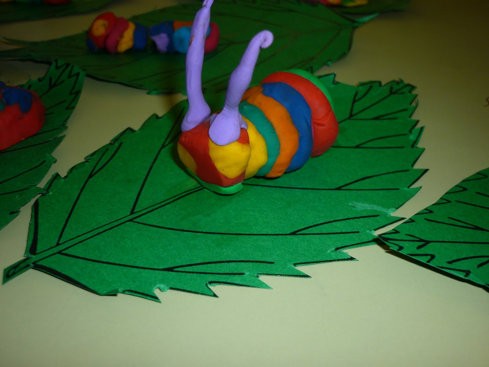 Piruleta colorines: La pequeña oruga glotona