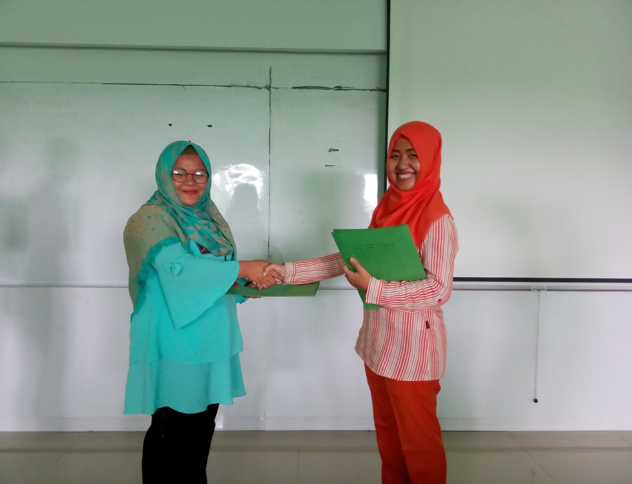 PENYERAHAN SK DAN PIAGAM PENGHARGAAN ASISTEN PRAKTIKUM DI LABORATORIUM ...