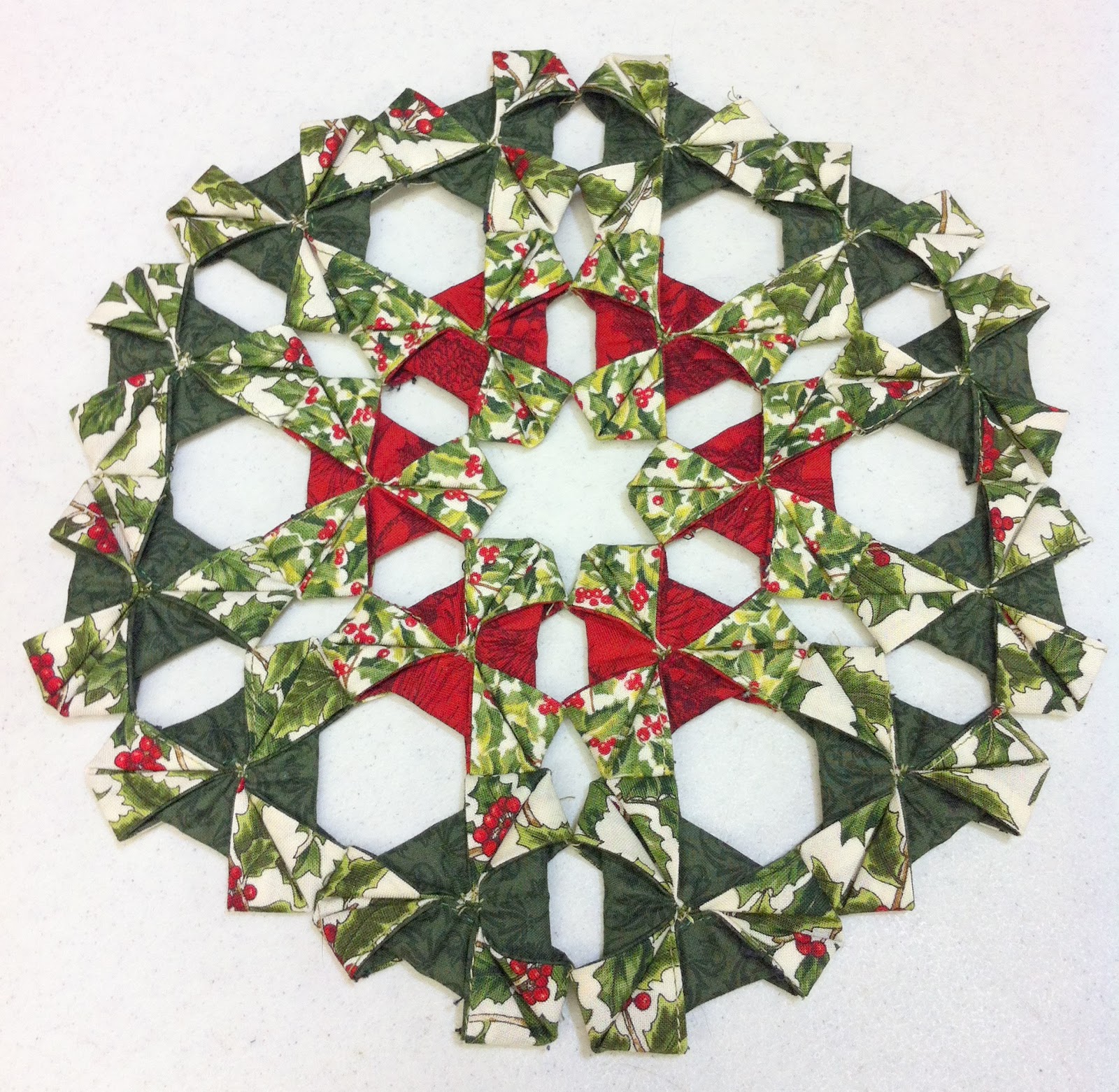 Dina's Cozy Cabin Quilts: Origami Christmas Wreath