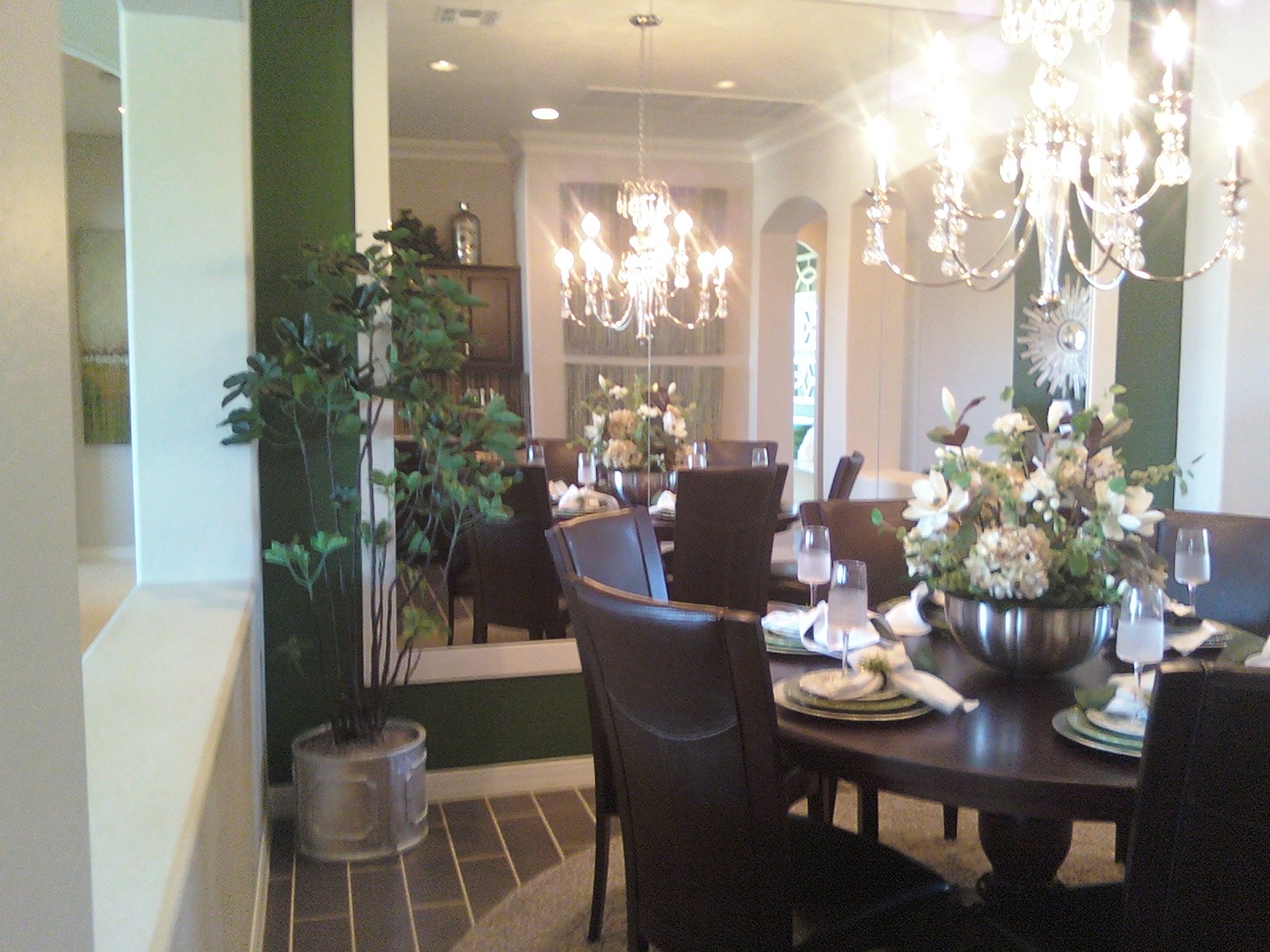 Radiant Rooms: A Mirrored Dining Room Wall