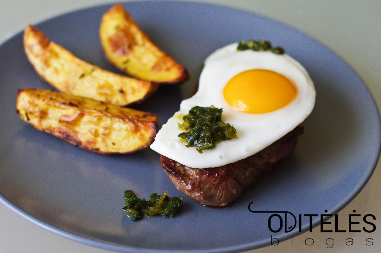 Oditėlės blogas: JAUTIENOS STEIKAS SU KEPTU KIAUŠINIU IR AŠTRIU PADAŽU