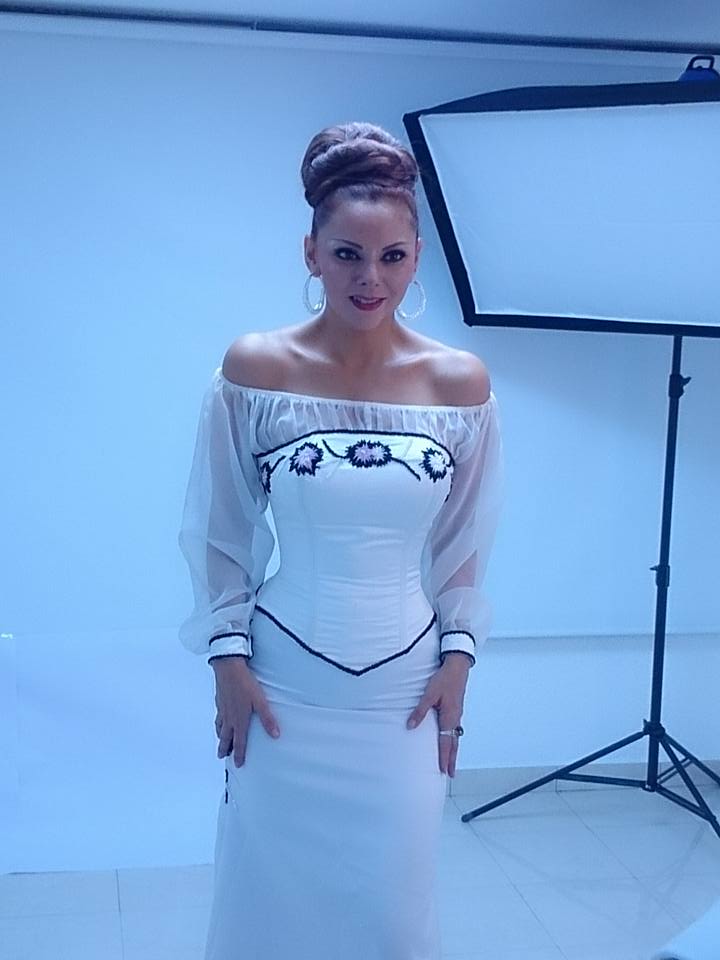 ACTITUD AL MOMENTO: JACQUELINE GOLDSMITH LA DIVA DEL MICROFONO