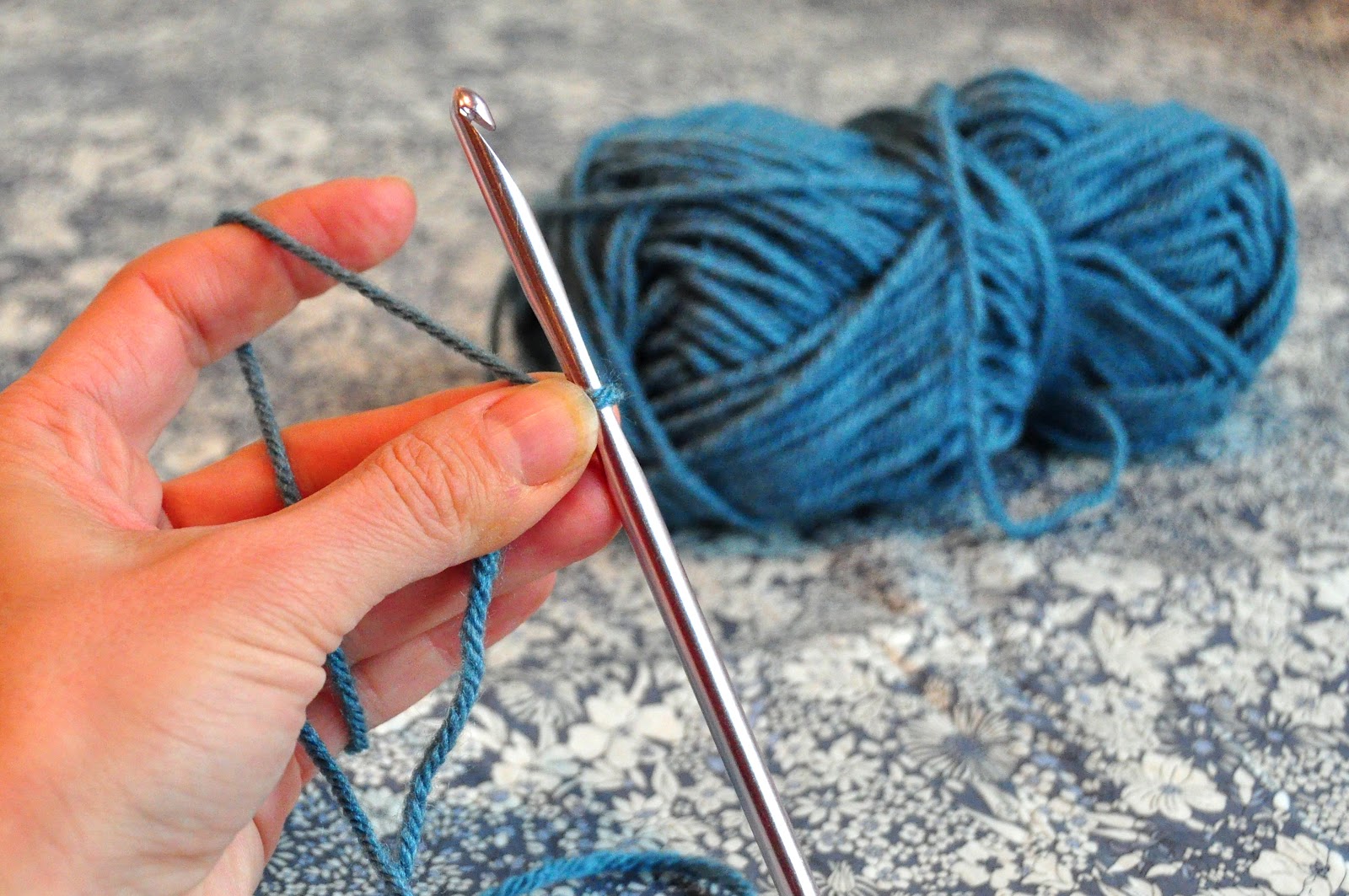 Aesthetic Nest: How to Crochet 2: Holding the Yarn (Tutorial)