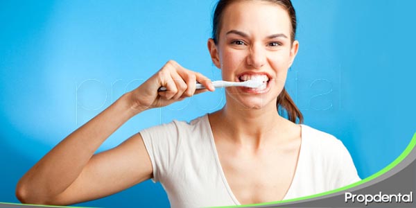 Conozca 5 errores comunes que se comenten al cepillarse los dientes.