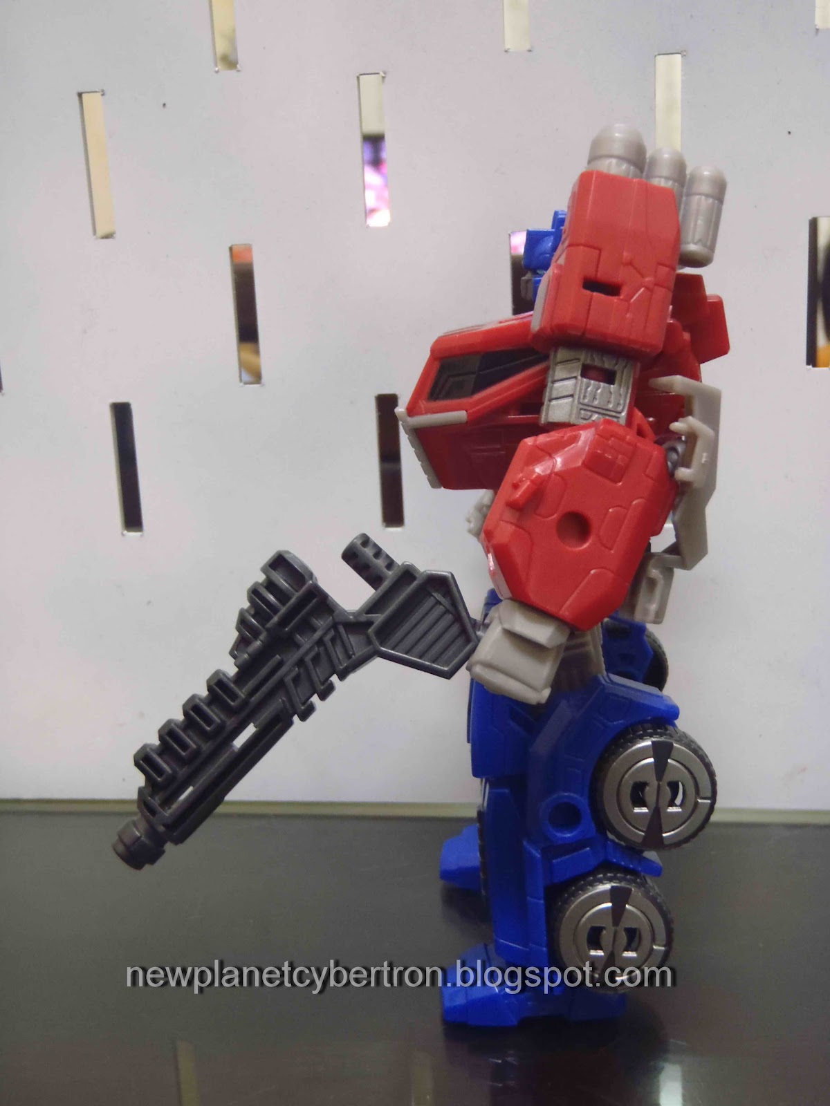 New Planet Cybertron: Transformers Review: Optimus Prime (FOC Deluxe)