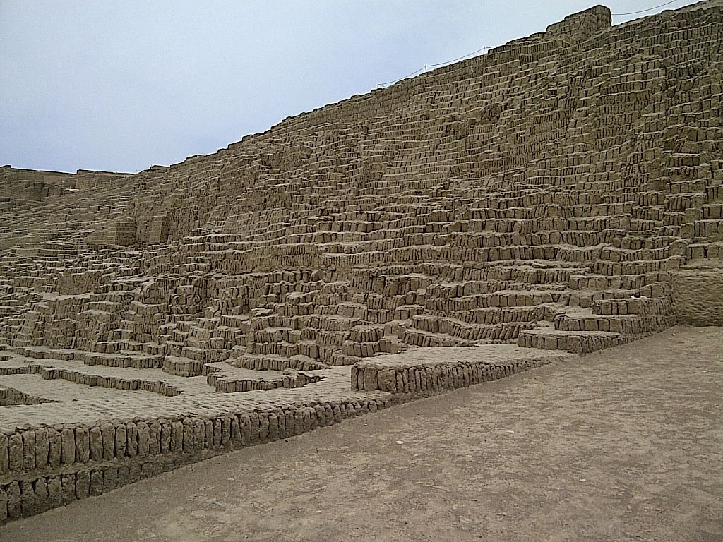 Y los dioses vinieron del mar: Huaca Pucllana - Cultura Lima
