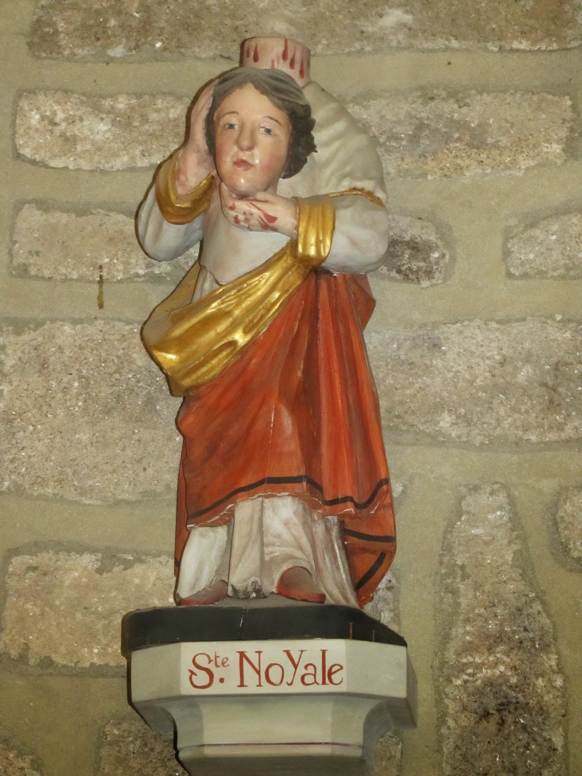 How did Saint Noyal lose her head?