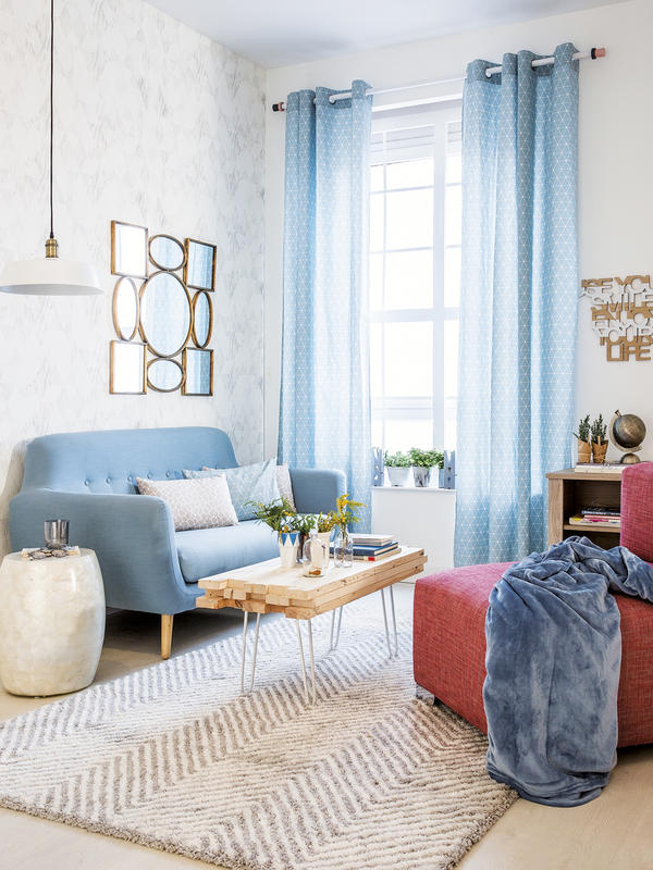 Sala decorada em azul turquesa