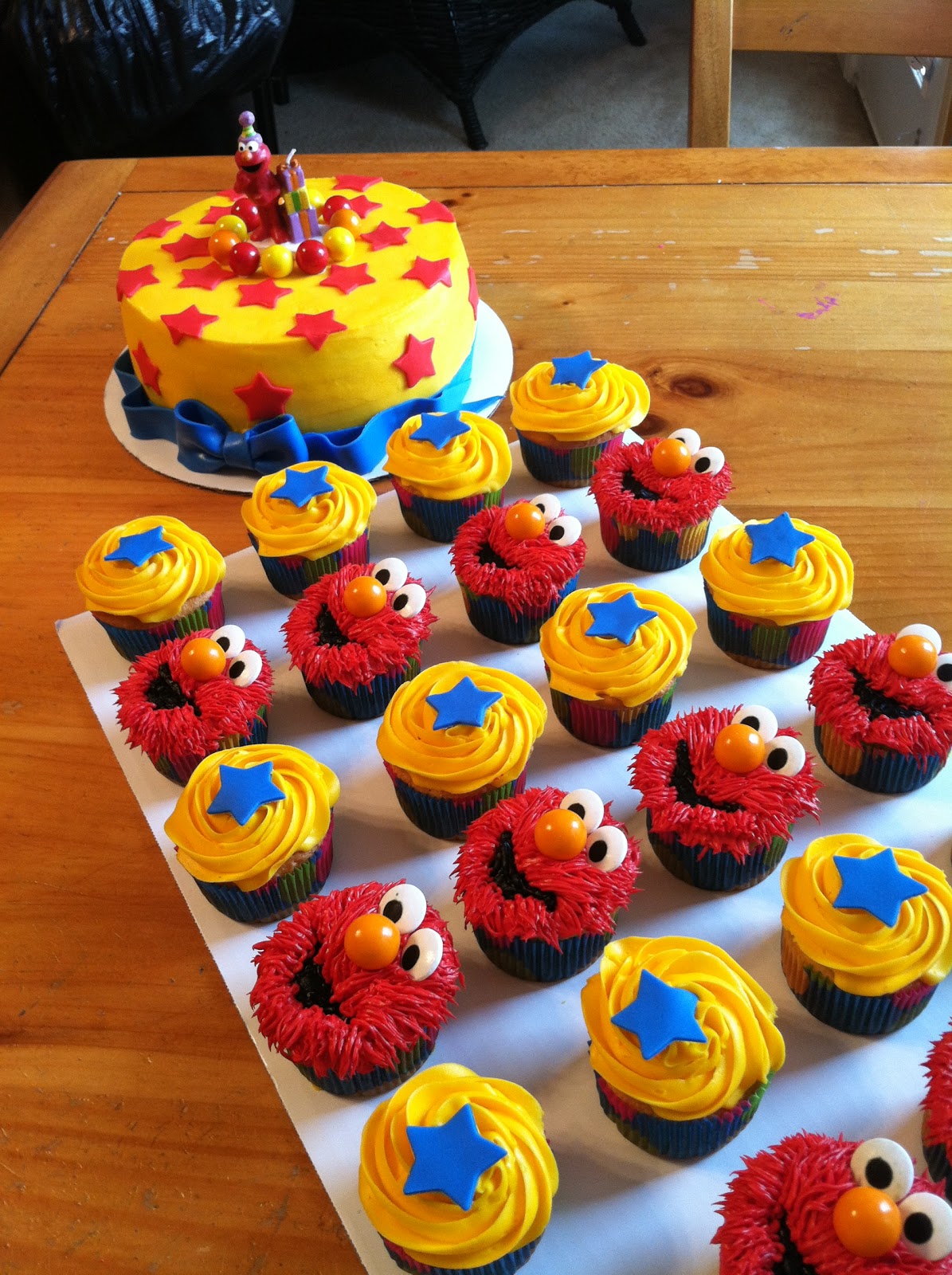 Introducing....: Elmo Cake and cupcakes