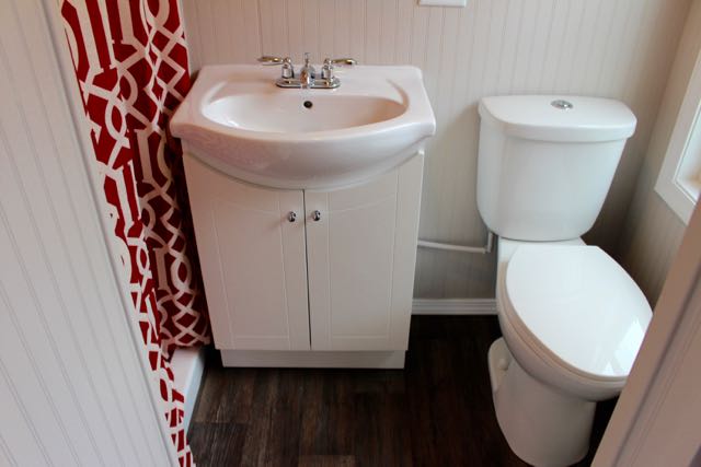 TINY HOUSE TOWN: Manor Grey Relax Shack Tiny House