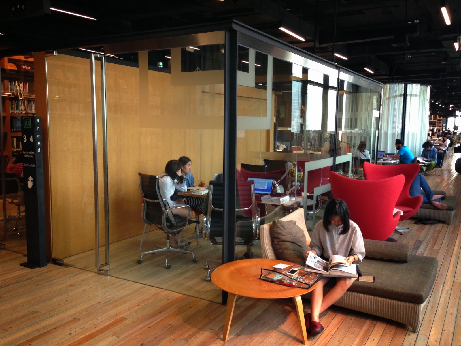 バンコク エンポリアムに赤ちゃんと住む: 図書館＠Emporium （TCDC：Thailand Creative Design Center）