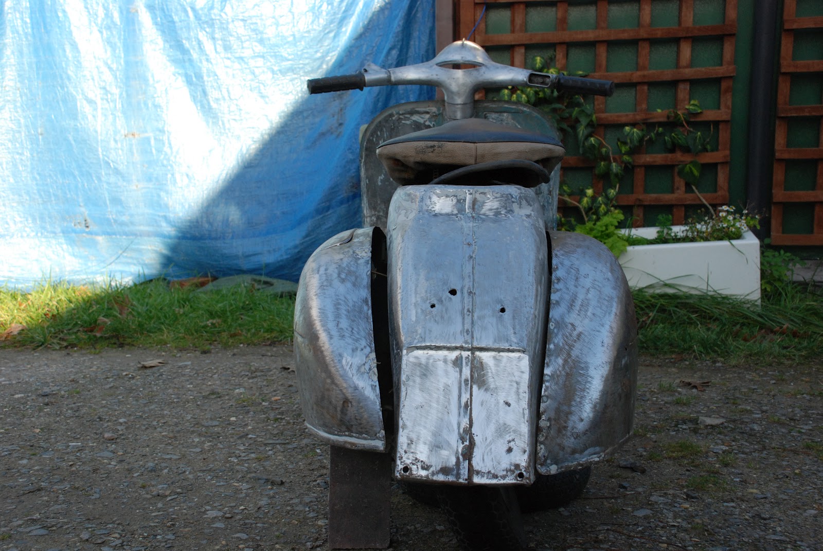 Vespa Scooter Rebuild: Bare metal photo's