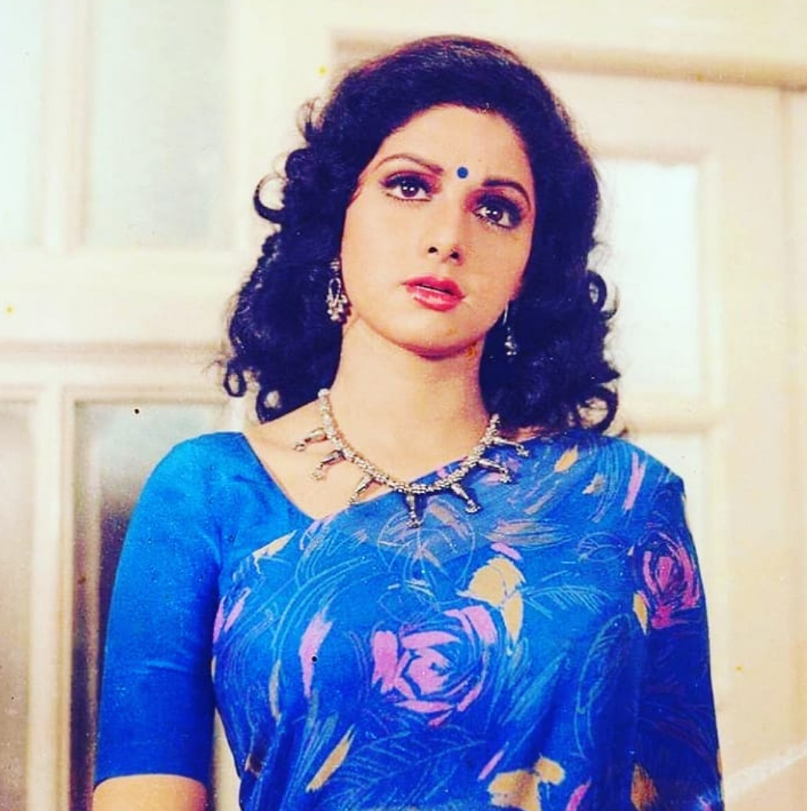 Sridevi: Sridevi on the sets of Naaka Bandi: The blue chiffon sari