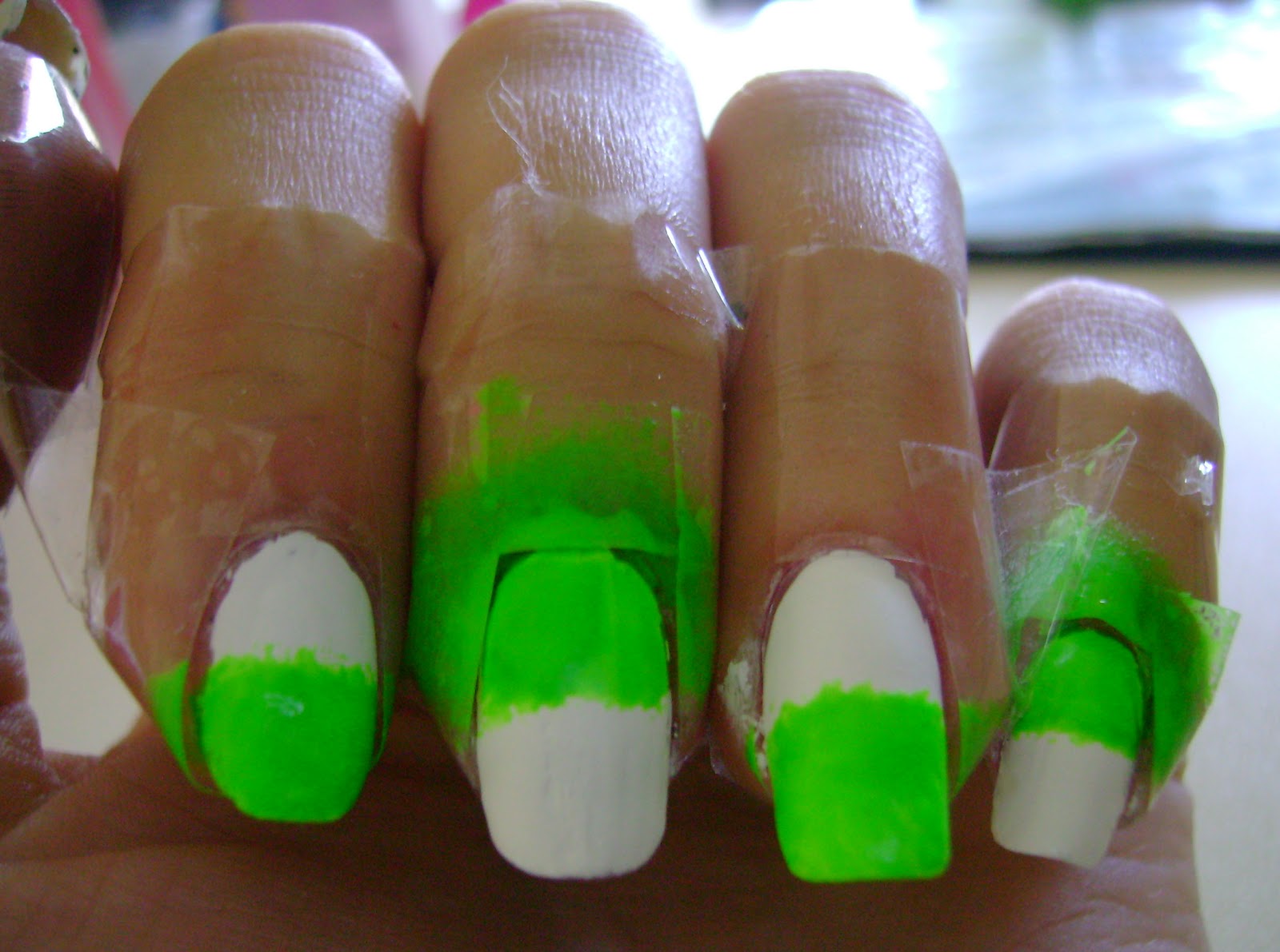 Konad Addict: TUTORIAL: Create splatter nails using a straw