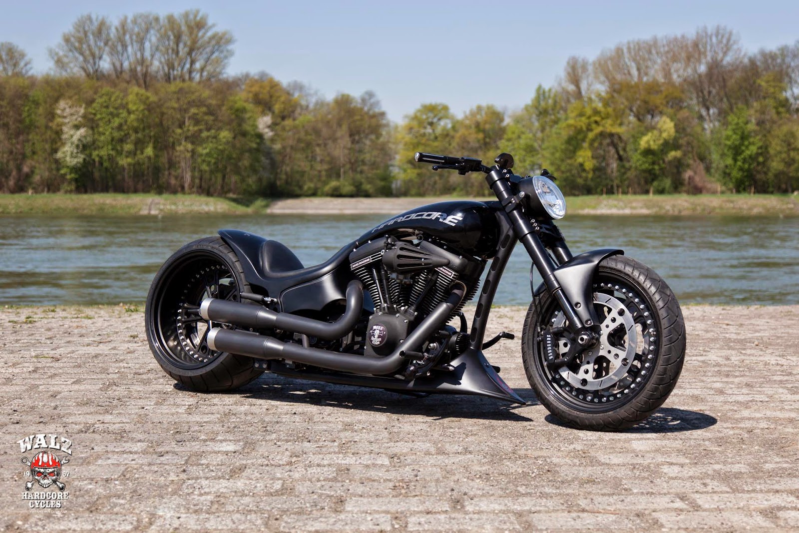 Racing Cafè: "The Black Stealth" by Walz Hardcore Cycles