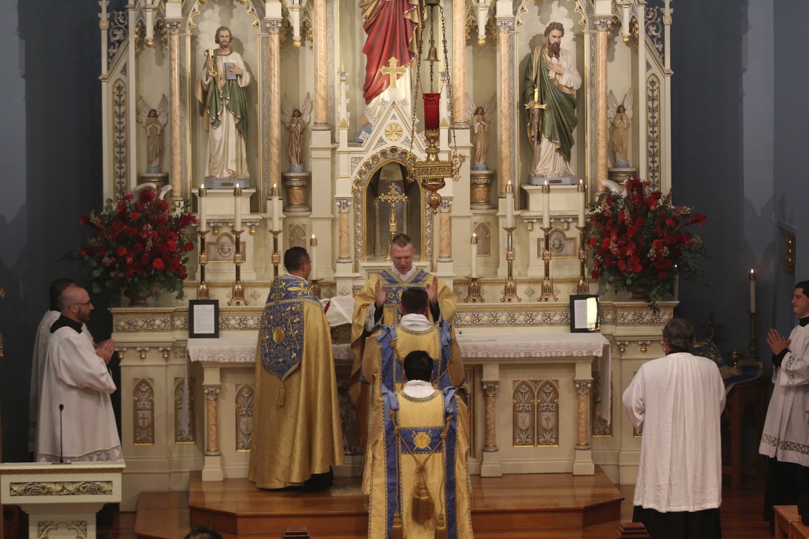 New Liturgical Movement: Photos of a New Priest’s First Mass