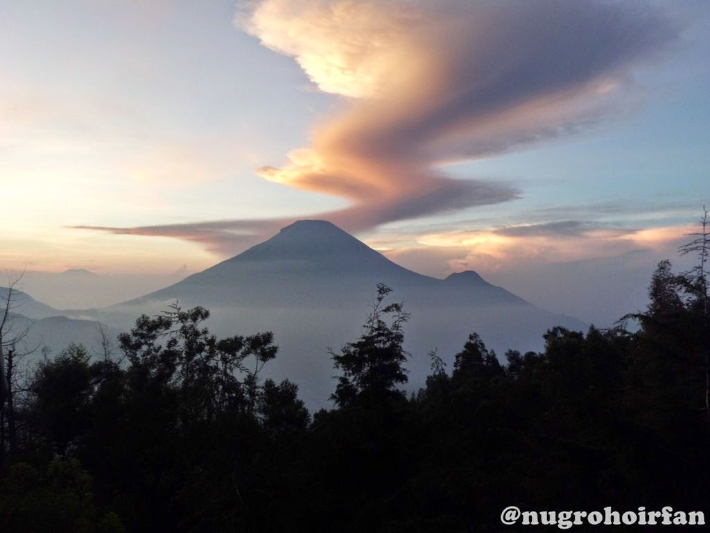 Enjoy the Magnificent Golden Sunrise at Sikunir, Dieng Plateu, Wonosobo ...