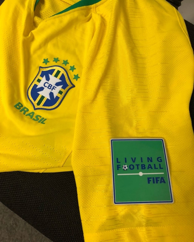Seleção Brasileira recebe os patchs para as camisas da Copa do Mundo ...