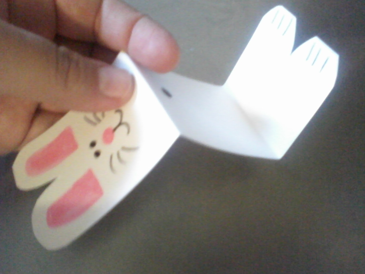 Como hacer un conejito con una paleta y una tira de papel