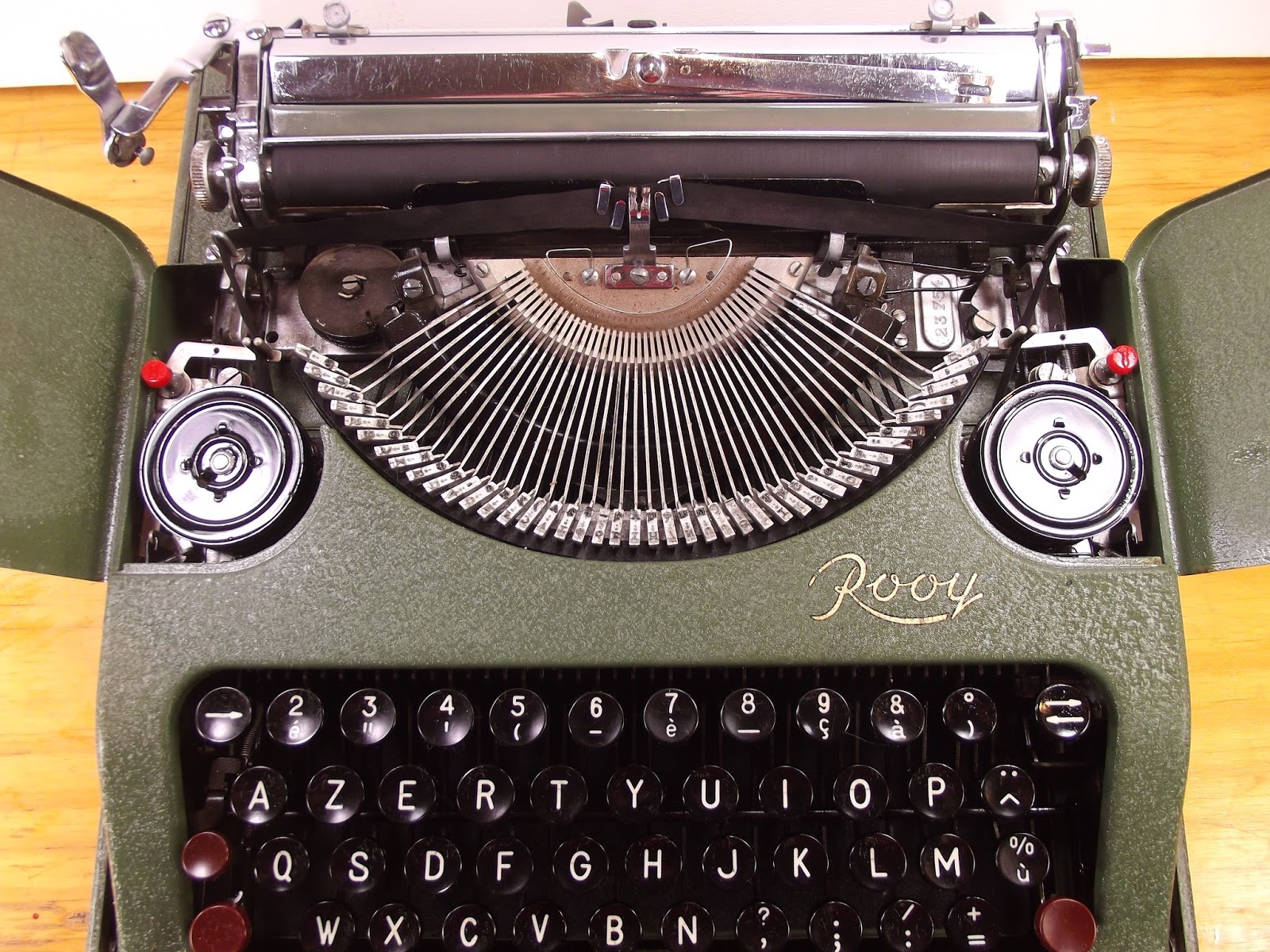 oz.Typewriter: Rob's Rooys: Fit For A Briefcase - The Ultraflat Typewriter