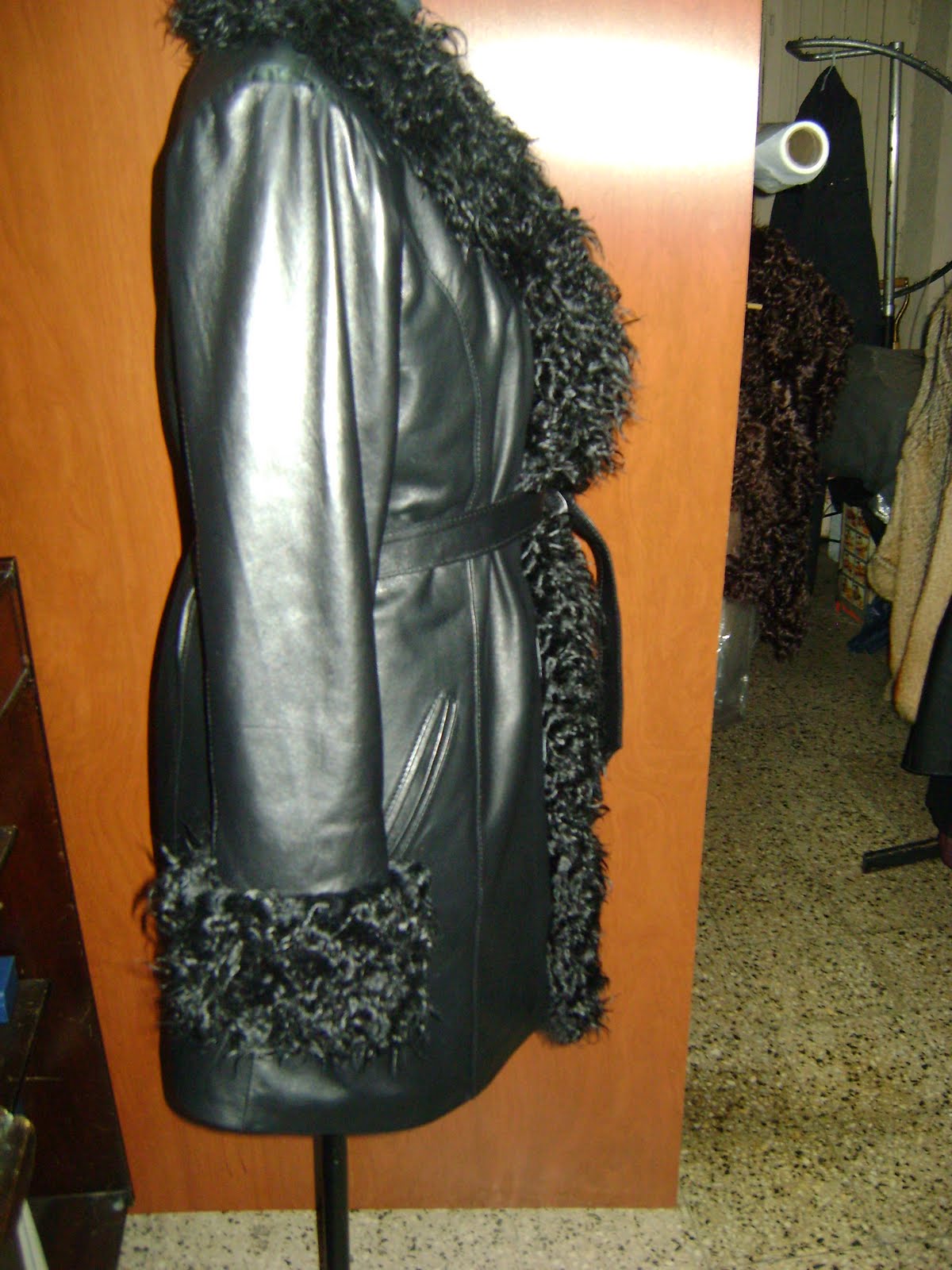 R.M. FURS: Diseños propios de pieles y chalecos reversibles
