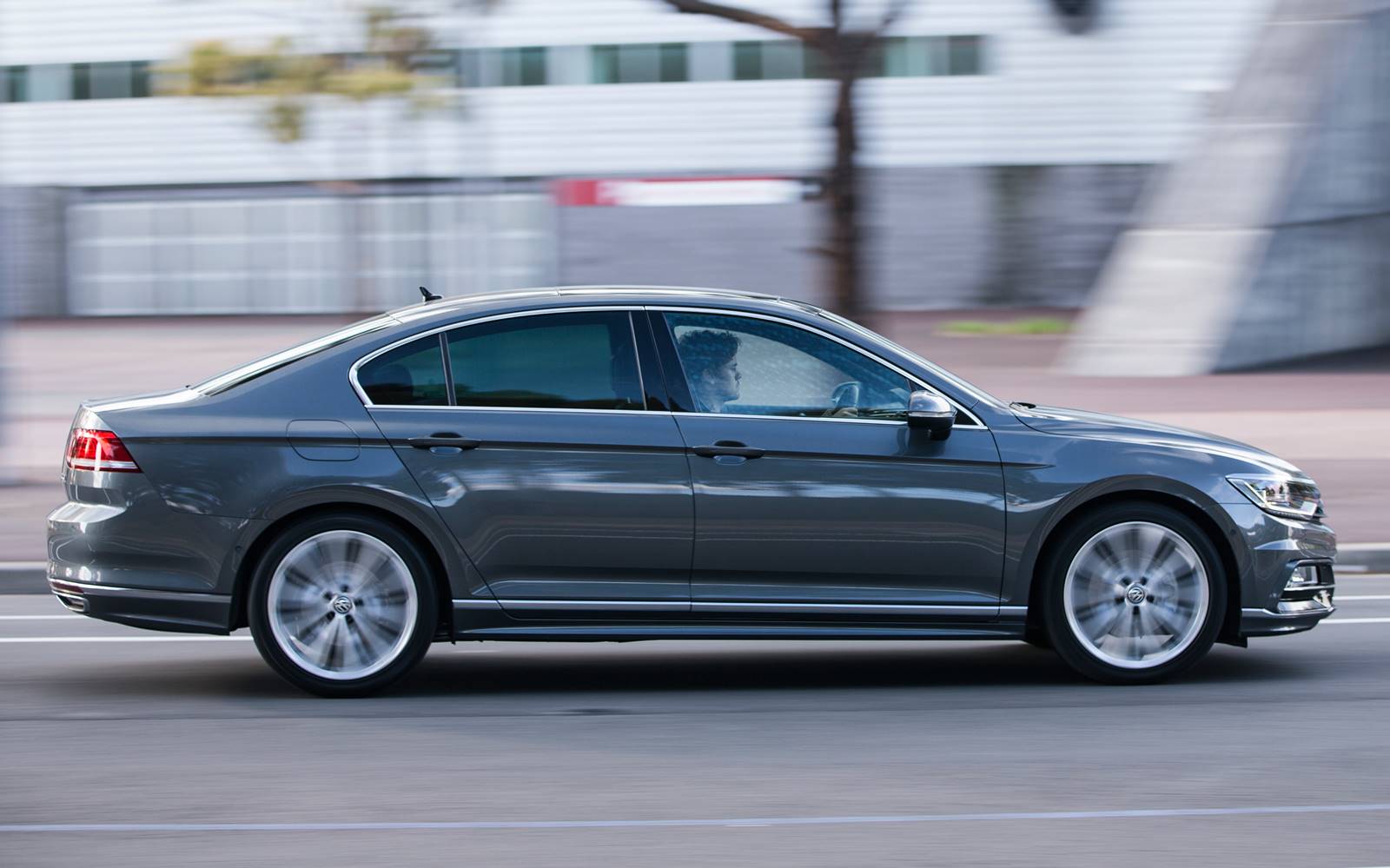 VW Passat 2017 terá versão com motor e câmbio do Golf R