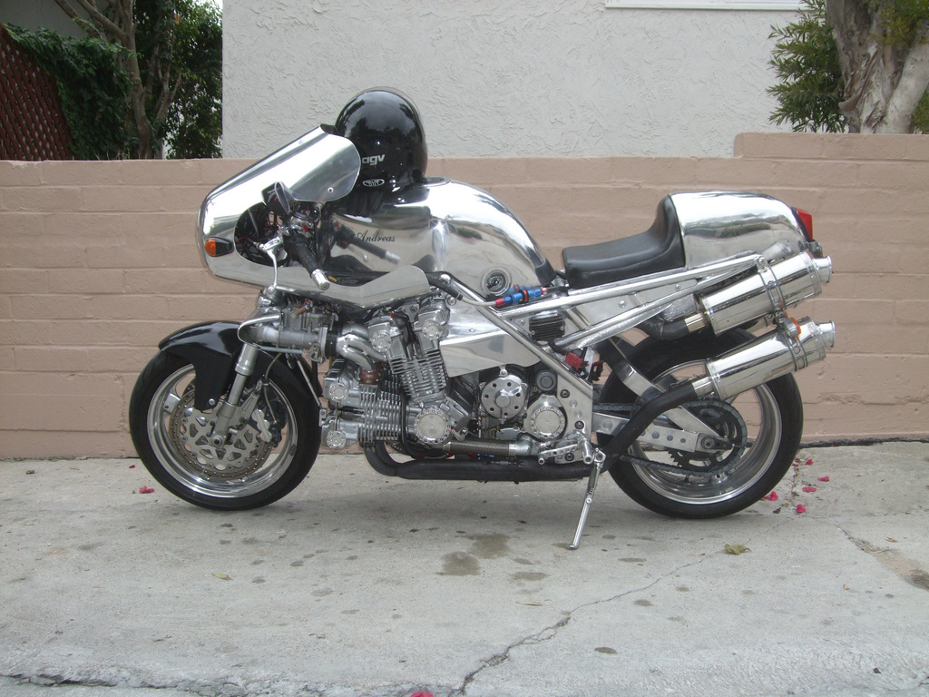 Andreas V12: CBX 2000 cc! - Inazuma café racer