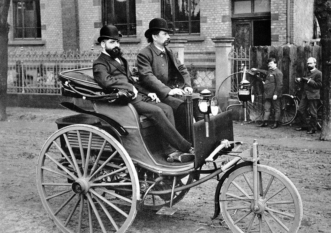 Early Automobiles – 26 Historic Vintage Photos Captured People Driving ...